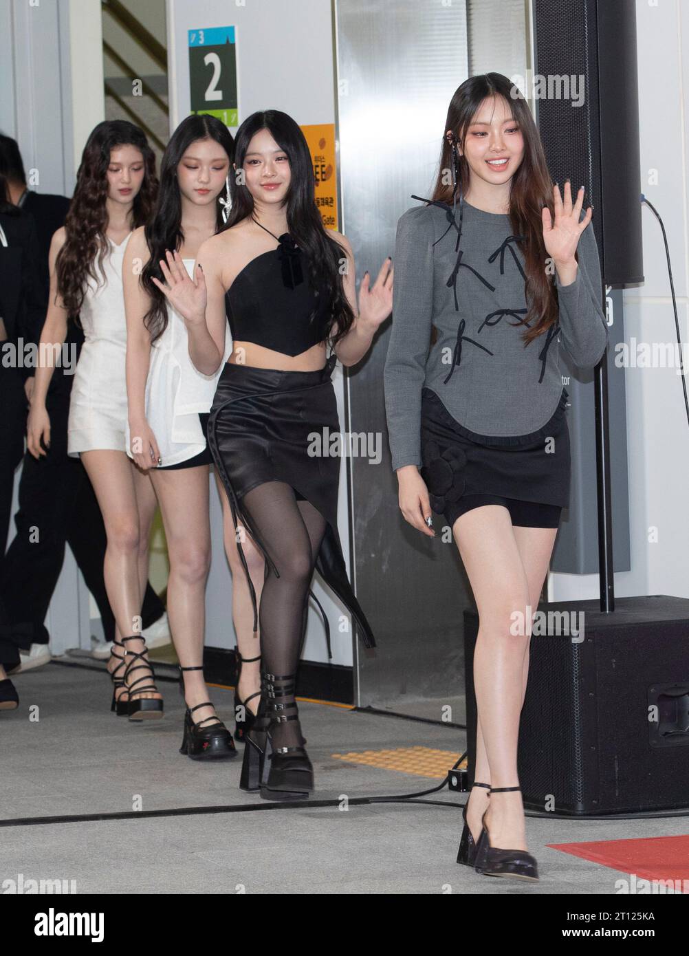 Incheon, South Korea. 10th Oct, 2023. South Korean Minji, Hanni, Danielle, Haerin and Hyein, K ...