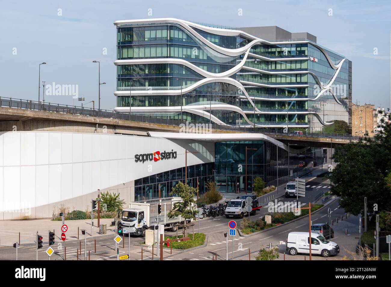 Digital technology building hi-res stock photography and images - Alamy