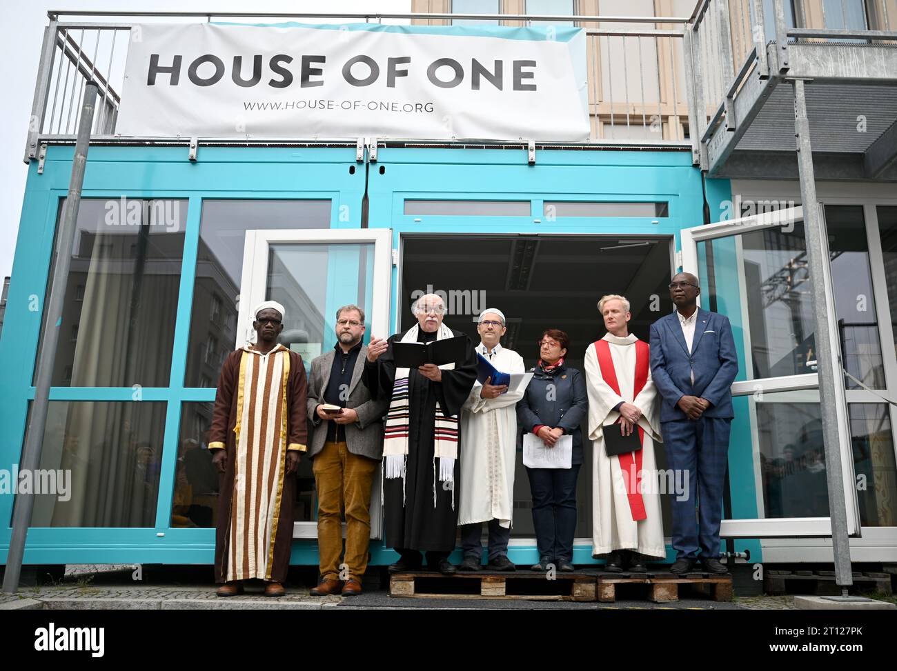 10 October 2023, Berlin: H. E. Imam Abdoulaye Ouasselegue (l-r) of the ...