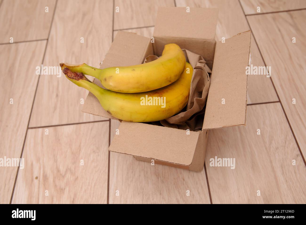 Banana fruit in a brown paper recycled box Stock Photo - Alamy