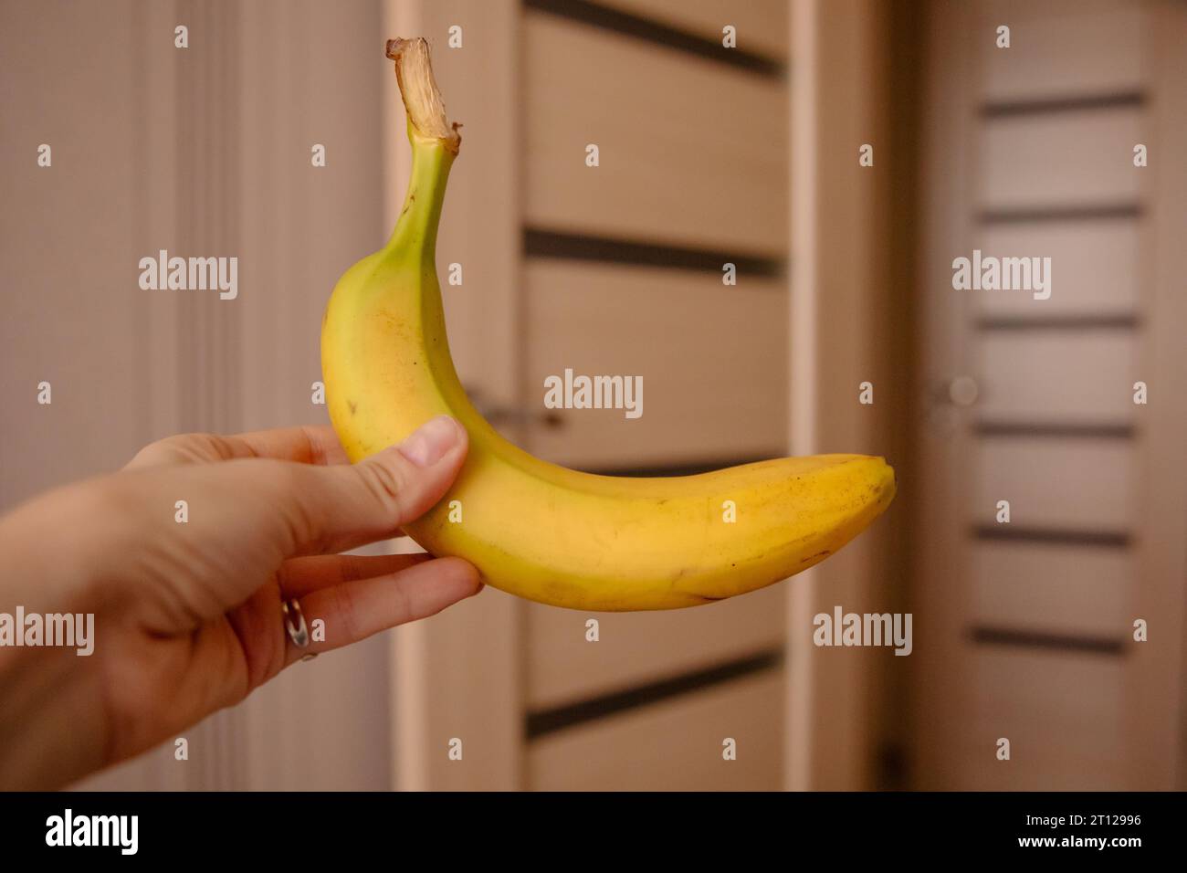Womans hand holding banana hi-res stock photography and images - Alamy