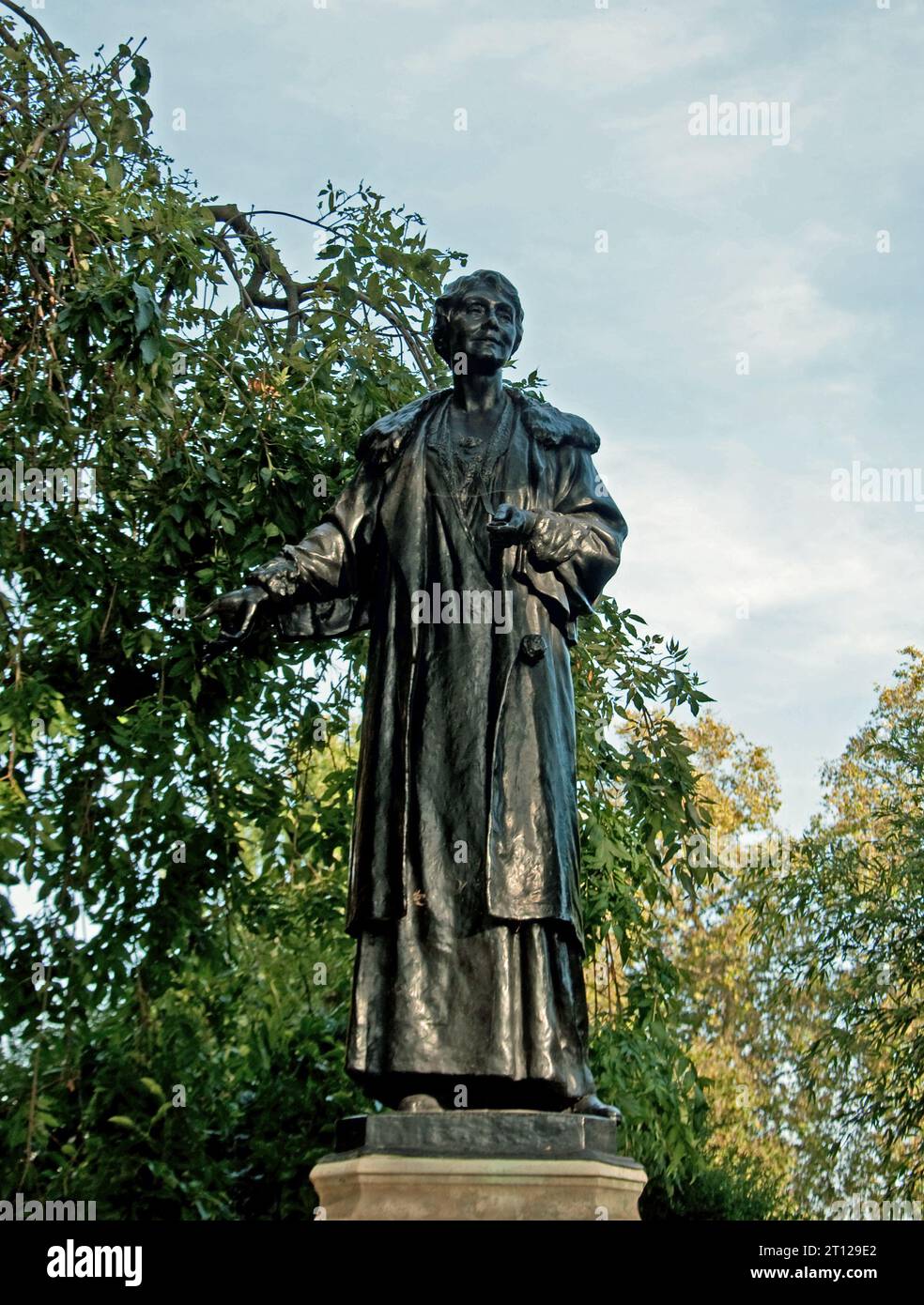 Statue of Emmaline Pankhurst; Suffragette, Victoria Tower Gardens ...