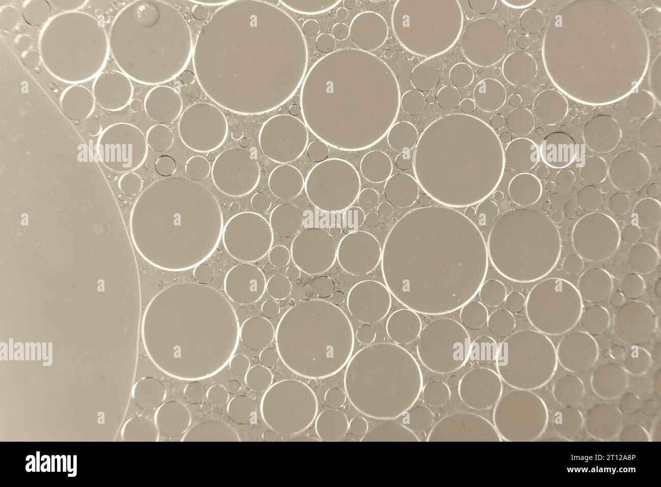 Vegetable oil texture. Oil bubbles in water Stock Photo - Alamy