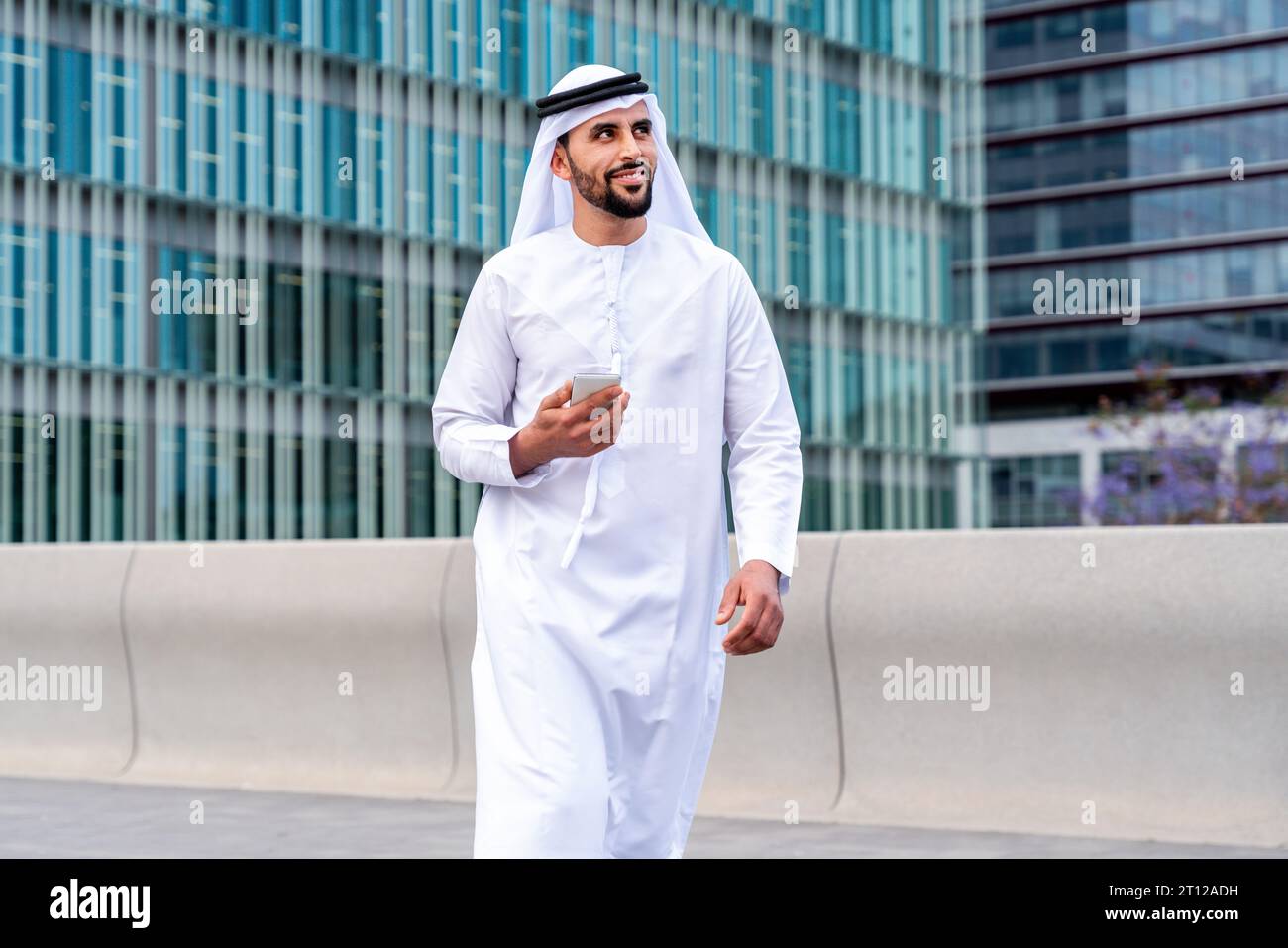 Arab middle-eastern man wearing emirati kandora traditional clothing in ...