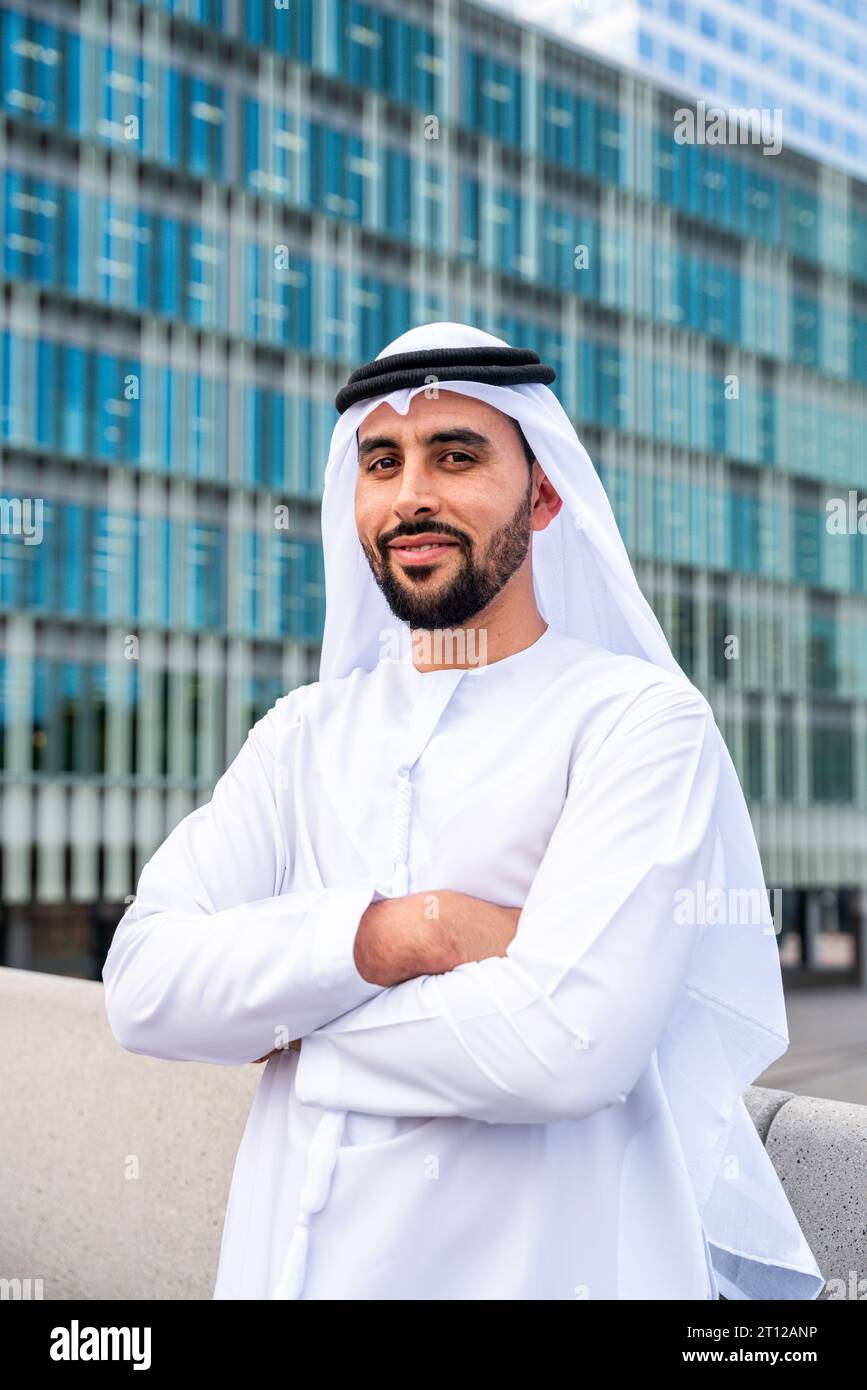 Arab middle-eastern man wearing emirati kandora traditional clothing in ...