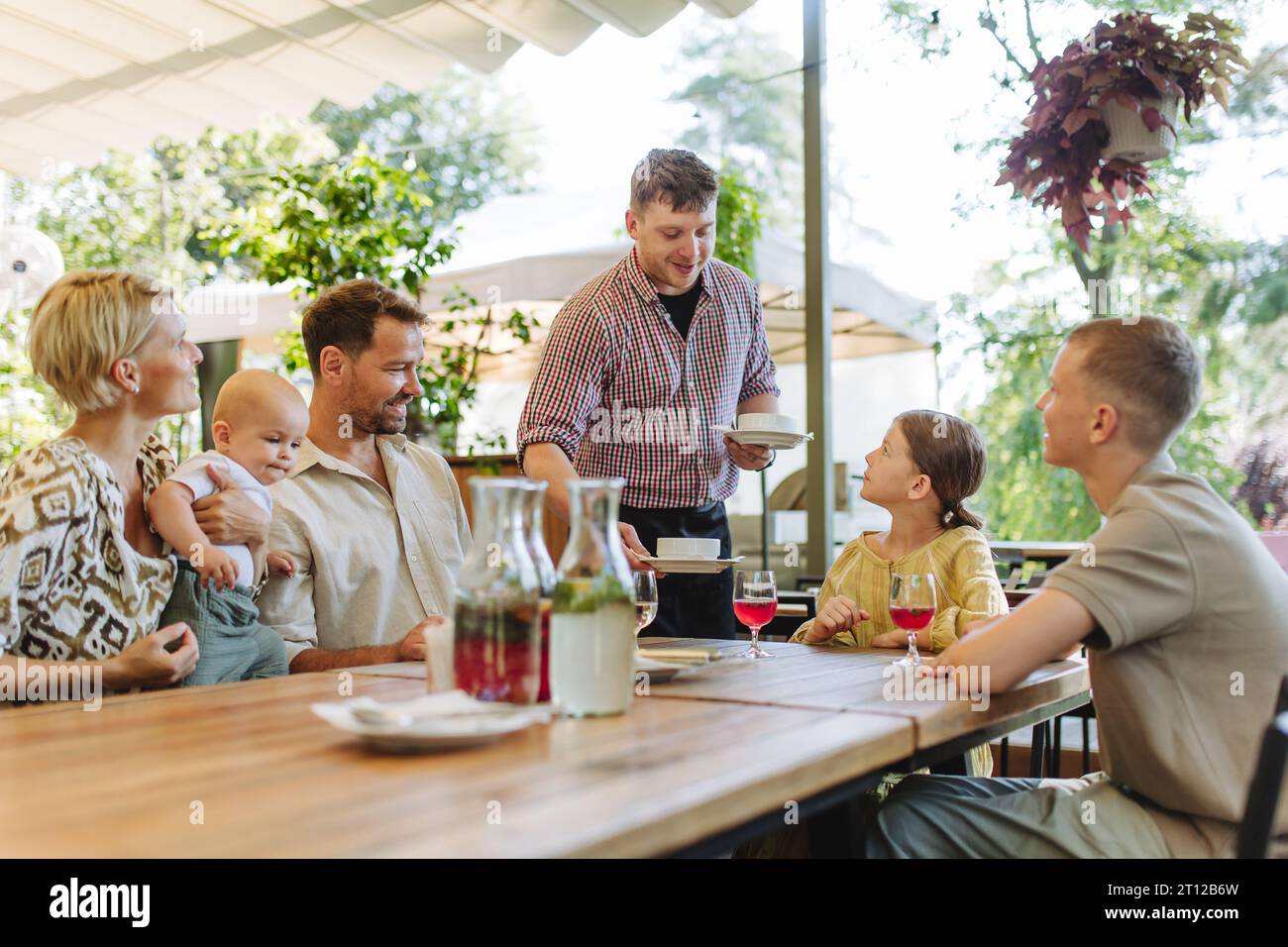 Children mother father restaurant hi-res stock photography and images ...