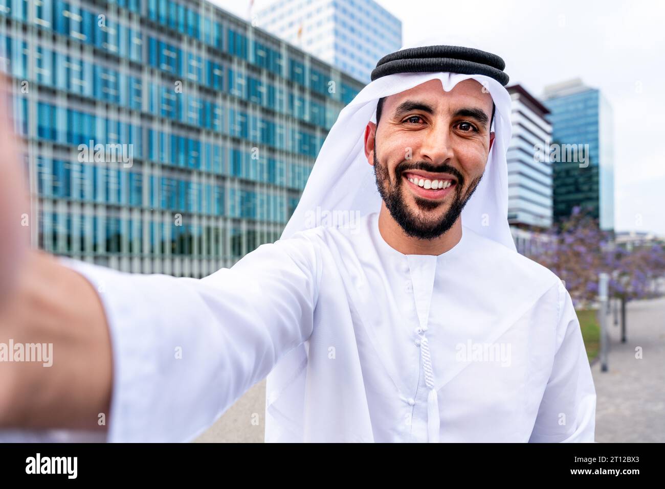Arab middle-eastern man wearing emirati kandora traditional clothing in ...
