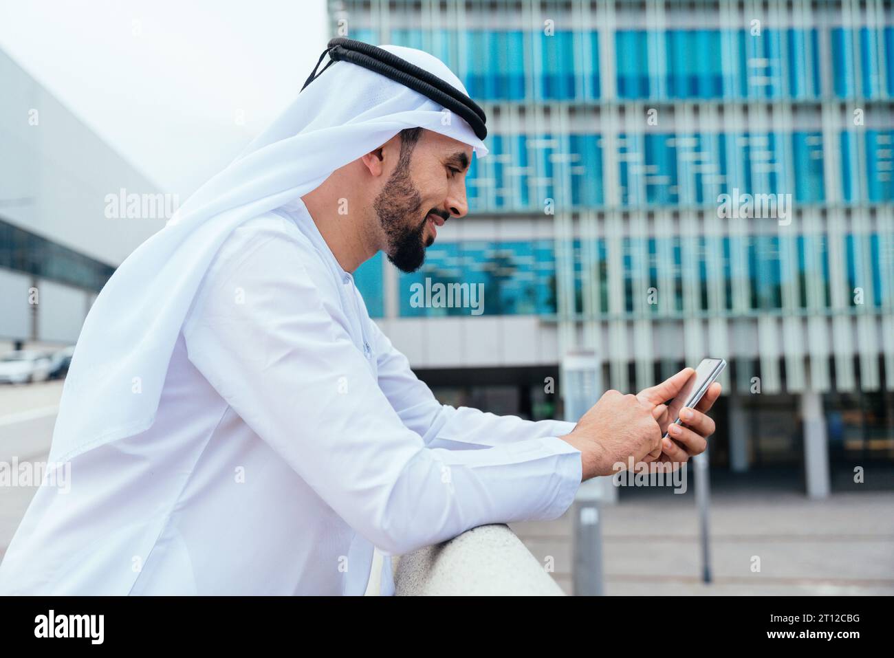 Arab middle-eastern man wearing emirati kandora traditional clothing in ...