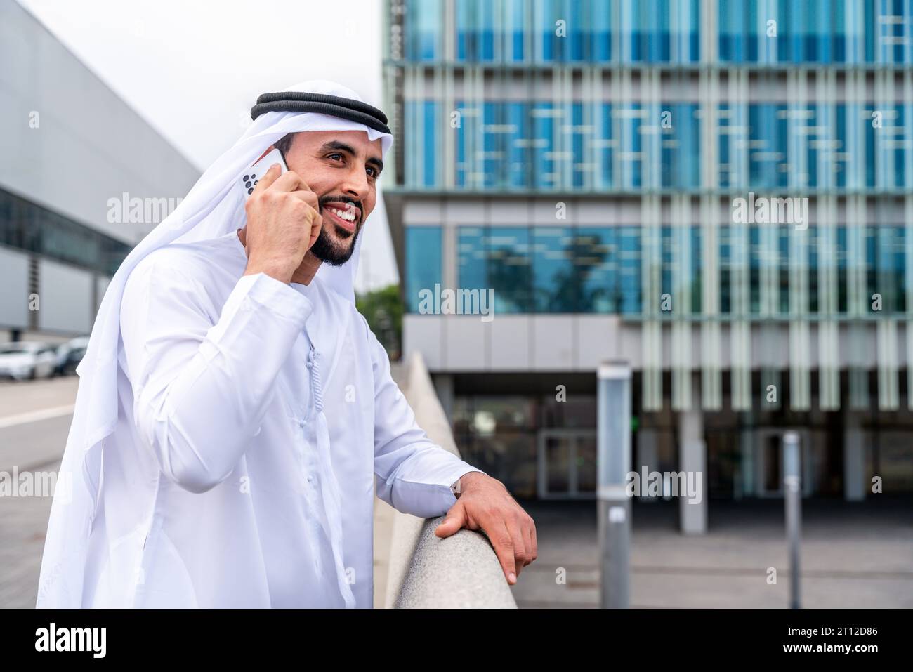 Arab middle-eastern man wearing emirati kandora traditional clothing in ...