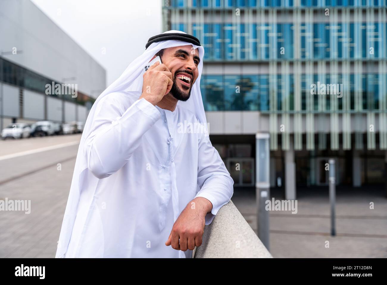 Arab middle-eastern man wearing emirati kandora traditional clothing in ...