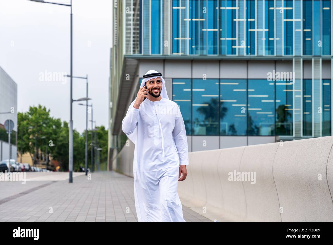 Arab middle-eastern man wearing emirati kandora traditional clothing in ...