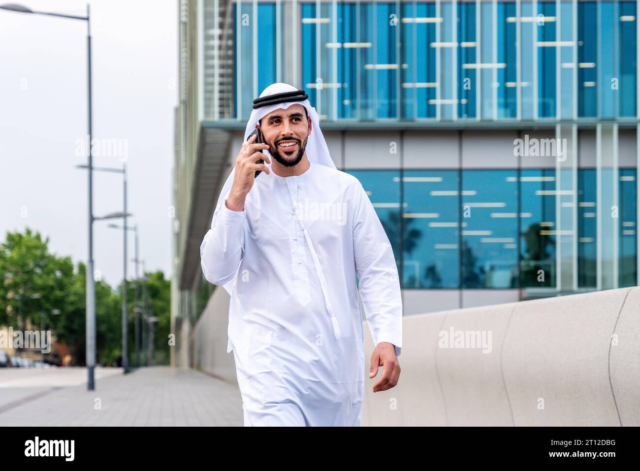 Arab middle-eastern man wearing emirati kandora traditional clothing in ...