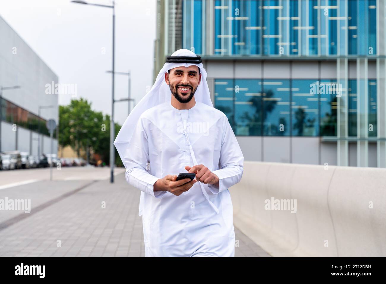 Arab middle-eastern man wearing emirati kandora traditional clothing in ...