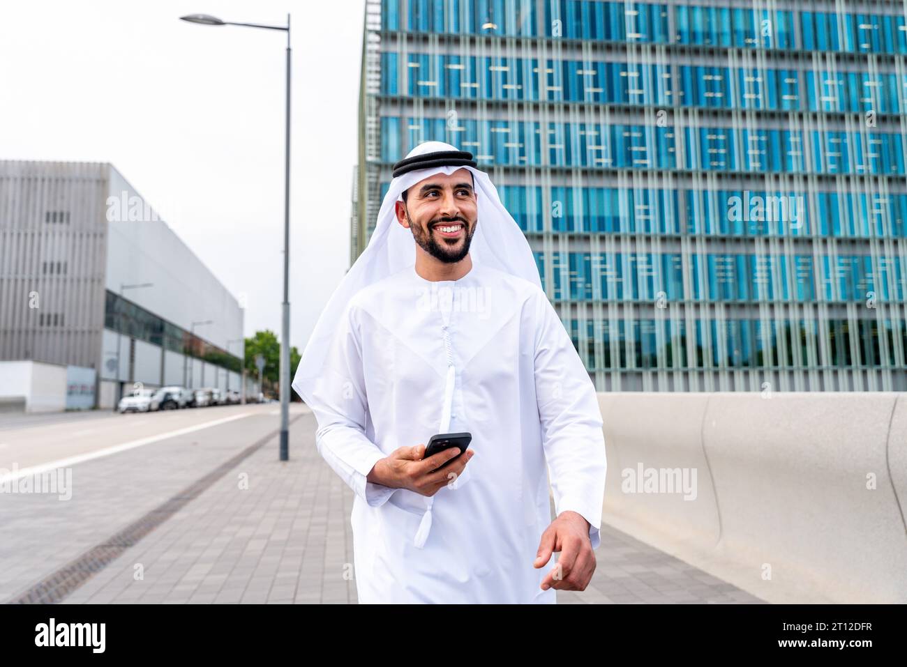 Arab middle-eastern man wearing emirati kandora traditional clothing in ...
