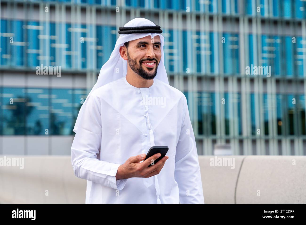 Arab middle-eastern man wearing emirati kandora traditional clothing in ...