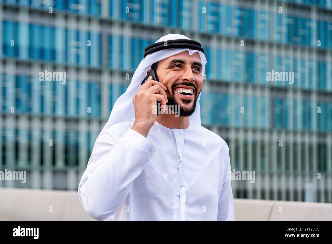 Arab middle-eastern man wearing emirati kandora traditional clothing in ...