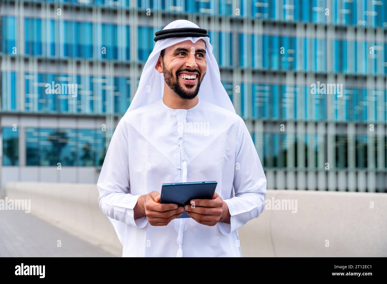 Arab middle-eastern man wearing emirati kandora traditional clothing in ...
