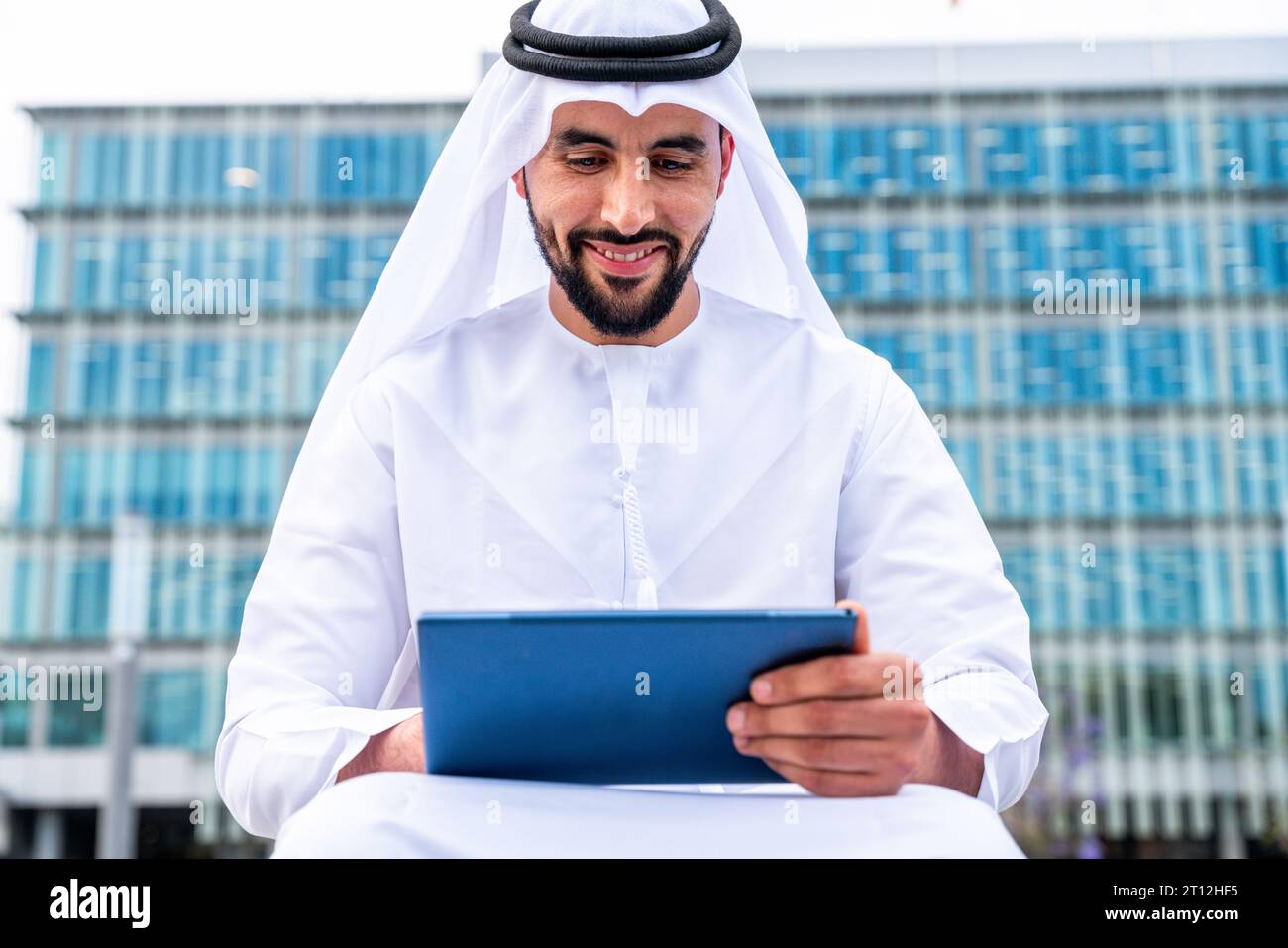 Arab middle-eastern man wearing emirati kandora traditional clothing in ...