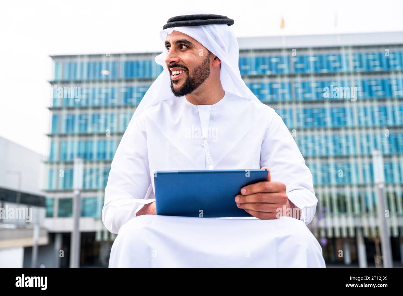 Arab middle-eastern man wearing emirati kandora traditional clothing in ...