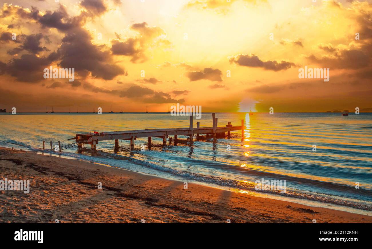 Sunset landscape of West End Beach, Roatan Island. Honduras Stock Photo ...