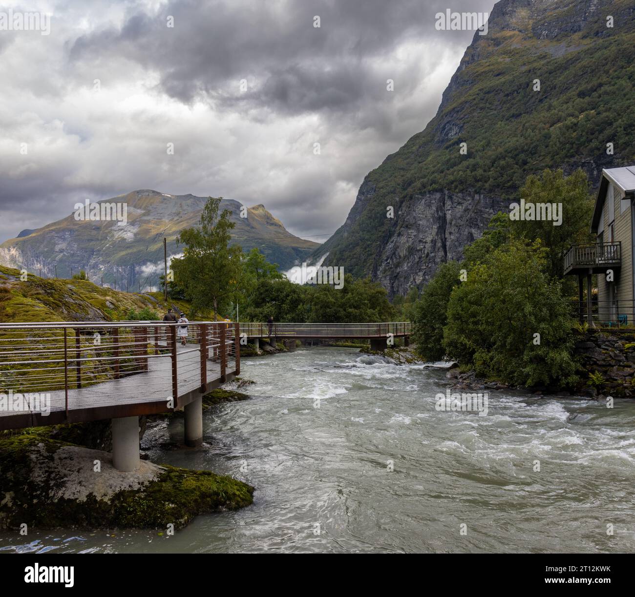 En la localidad de Geiranger, vista panorámica del curso del agua en la ...