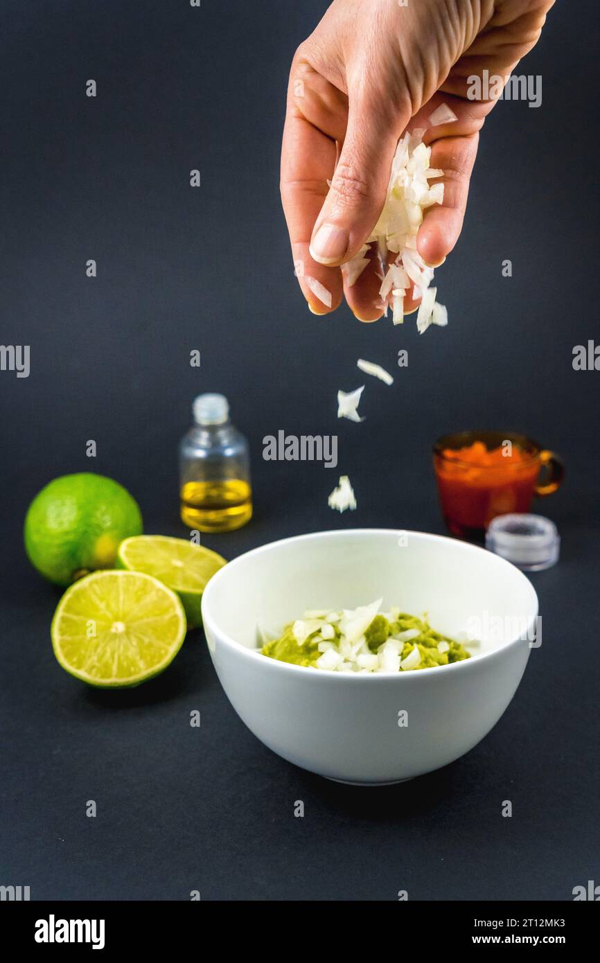 We start by putting onion in the crushed avocado. Recipe to prepare a ...