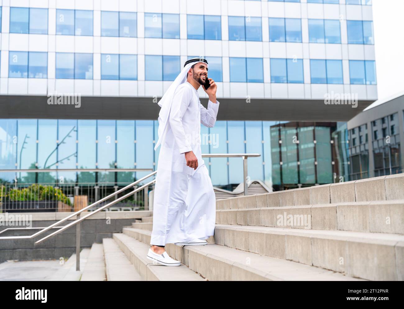 Emirati arab man in dishdasha hi-res stock photography and images - Alamy