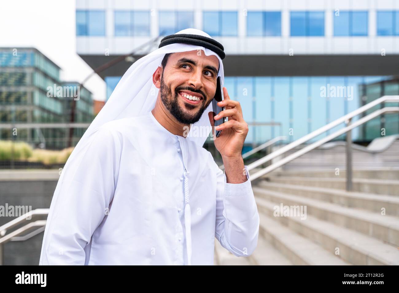 Arab middle-eastern man wearing emirati kandora traditional clothing in ...