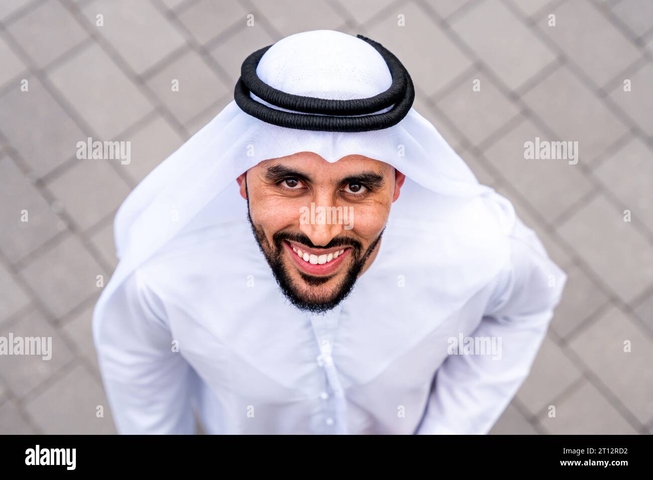 Emirati arab man in dishdasha hi-res stock photography and images - Alamy