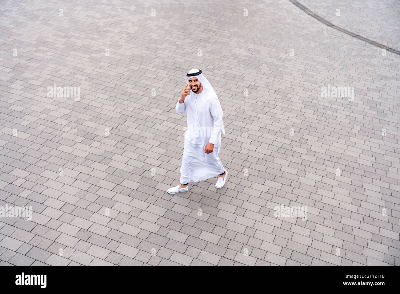 Arab middle-eastern man wearing emirati kandora traditional clothing in ...