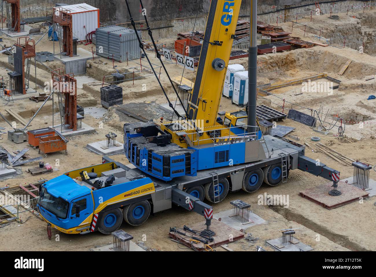 Blue and yellow mobile crane Grove GMK6400 on construction site Stock ...