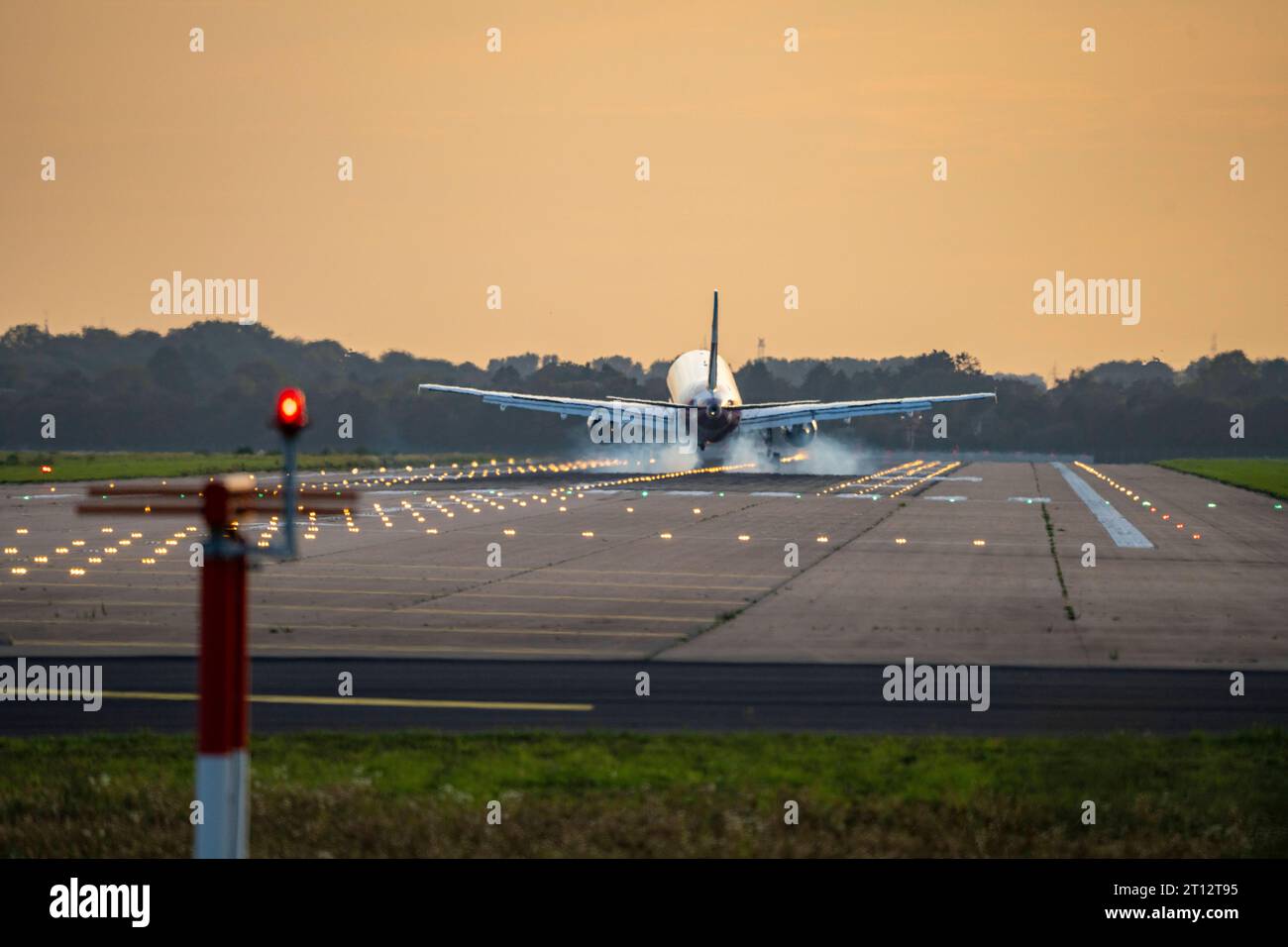 Lanebahnbeleuchtung hi-res stock photography and images - Alamy