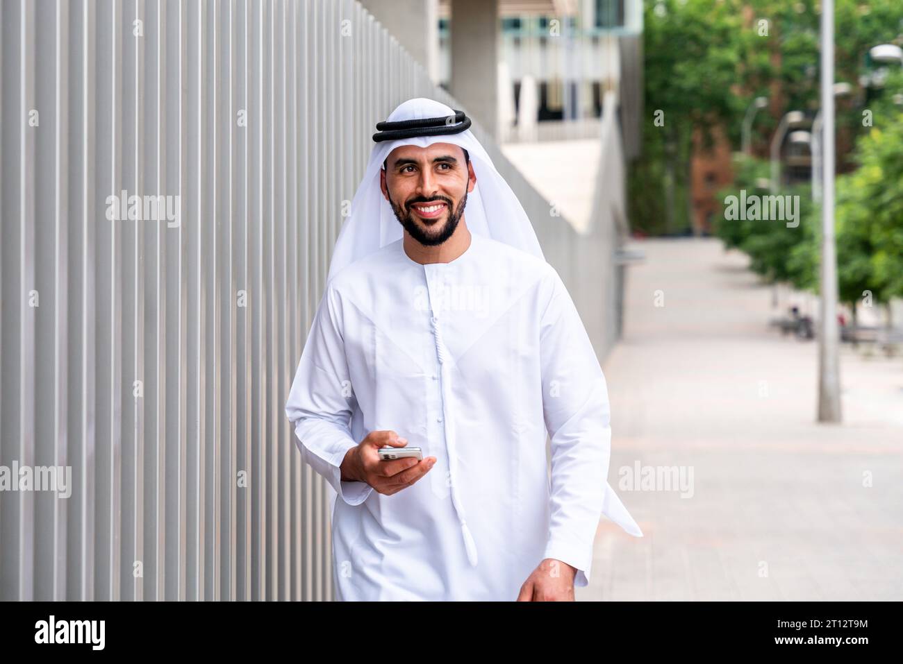 Arab middle-eastern man wearing emirati kandora traditional clothing in ...