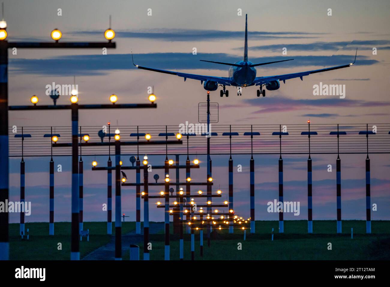 Lanebahnbeleuchtung hi-res stock photography and images - Alamy