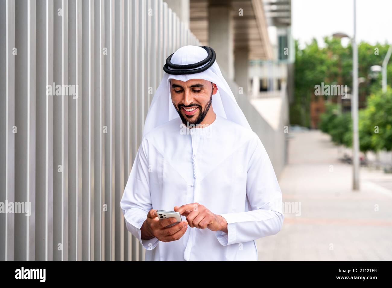 Arab middle-eastern man wearing emirati kandora traditional clothing in ...
