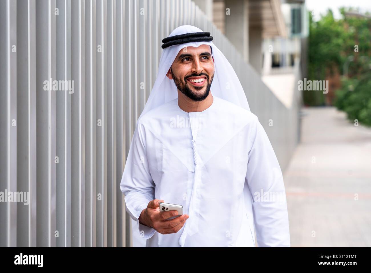 Arab middle-eastern man wearing emirati kandora traditional clothing in ...