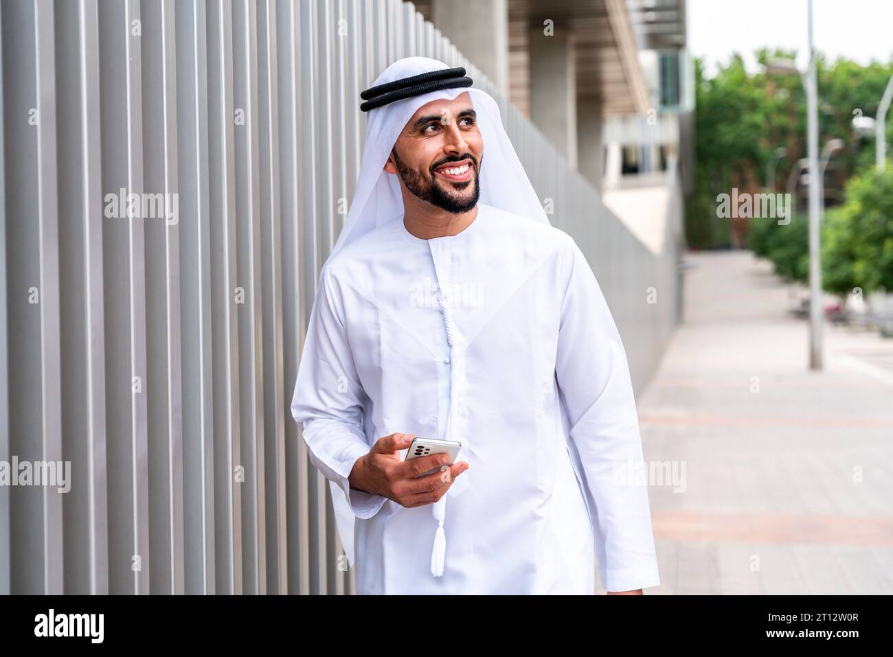 Arab middle-eastern man wearing emirati kandora traditional clothing in ...
