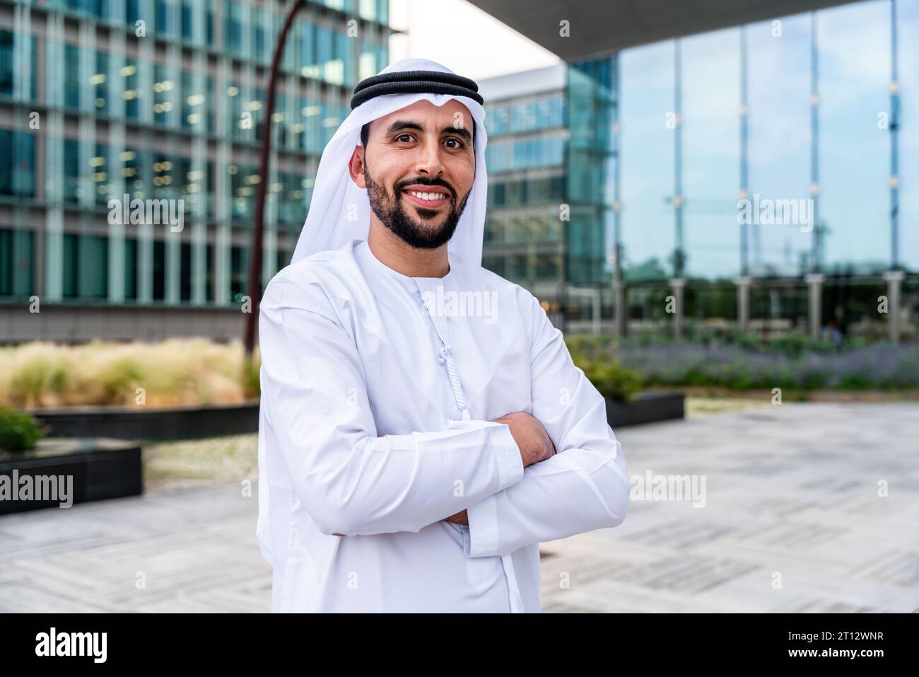 Arab middle-eastern man wearing emirati kandora traditional clothing in ...