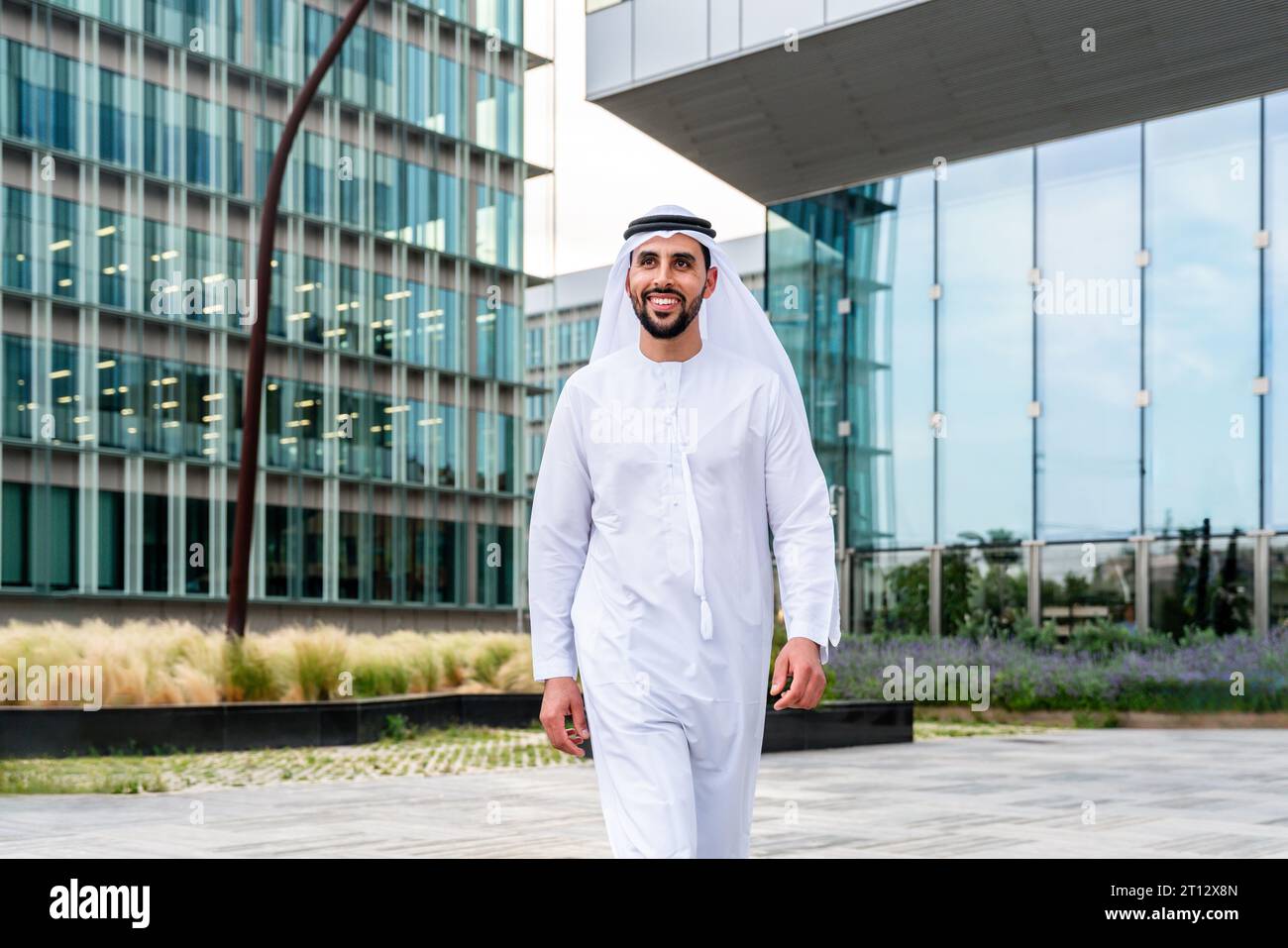 Arab middle-eastern man wearing emirati kandora traditional clothing in ...