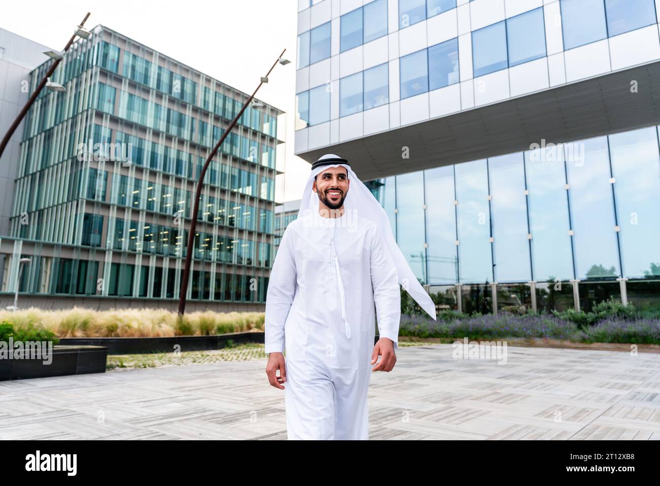 Arab middle-eastern man wearing emirati kandora traditional clothing in ...