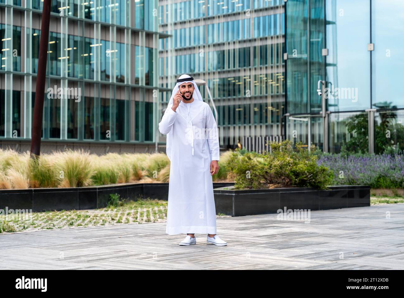 Arab middle-eastern man wearing emirati kandora traditional clothing in ...