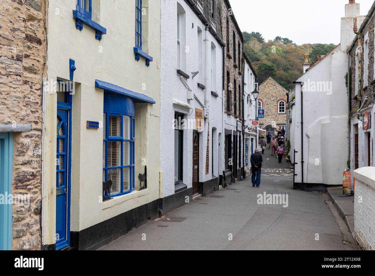 Street scene polperro cornwall hi-res stock photography and images - Alamy