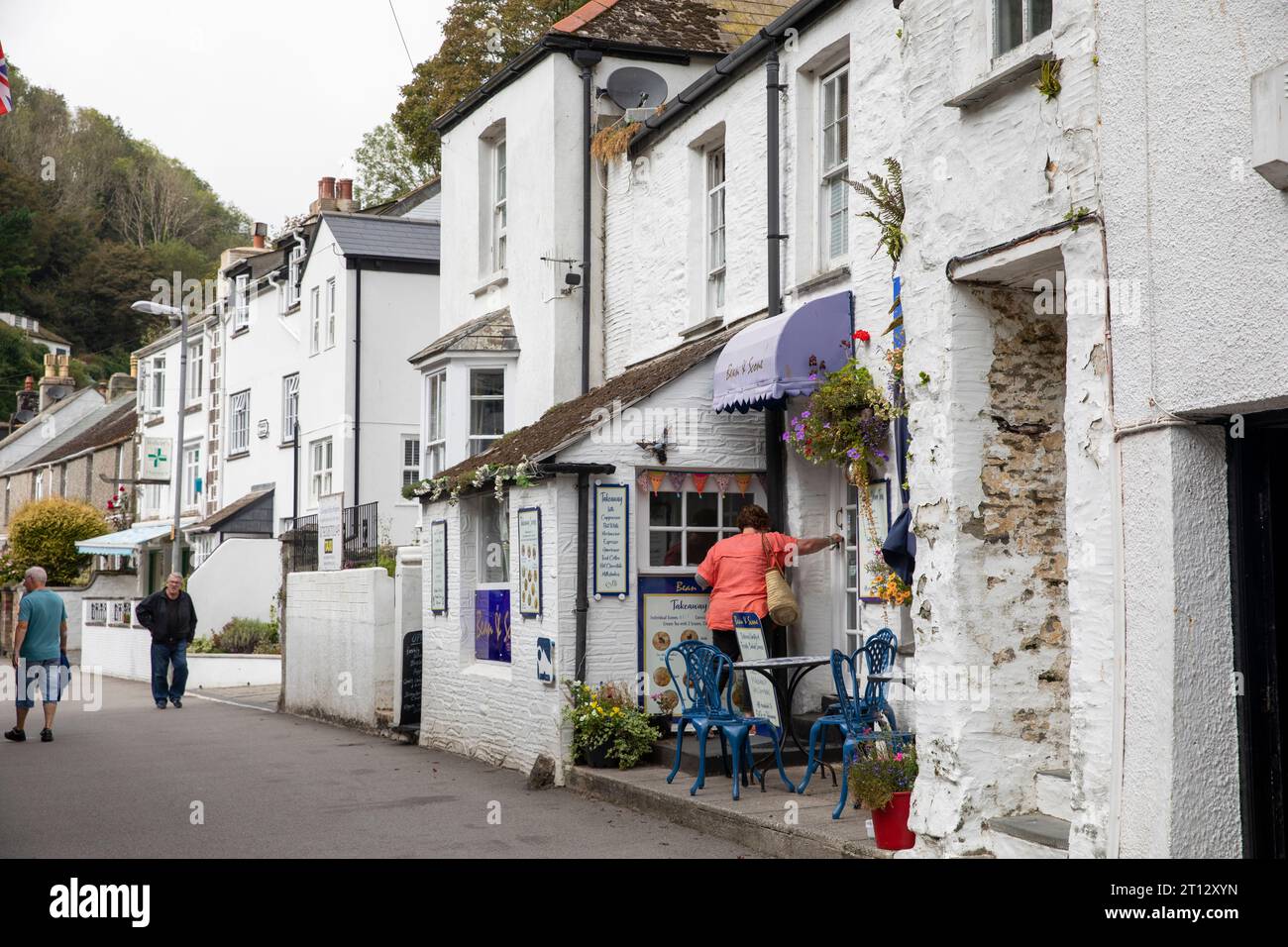Street scene polperro cornwall hi-res stock photography and images - Alamy