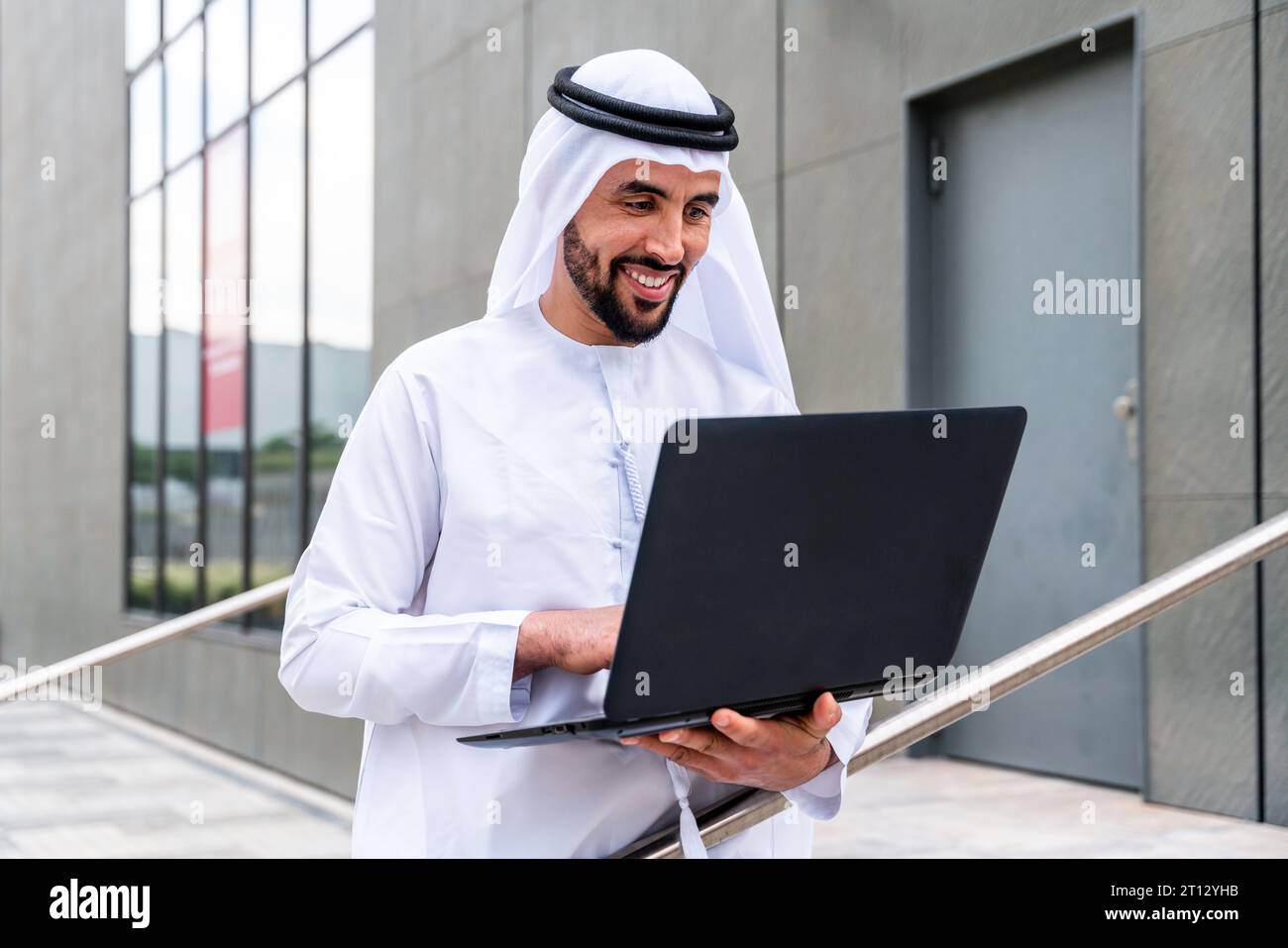 Arab middle-eastern man wearing emirati kandora traditional clothing in ...