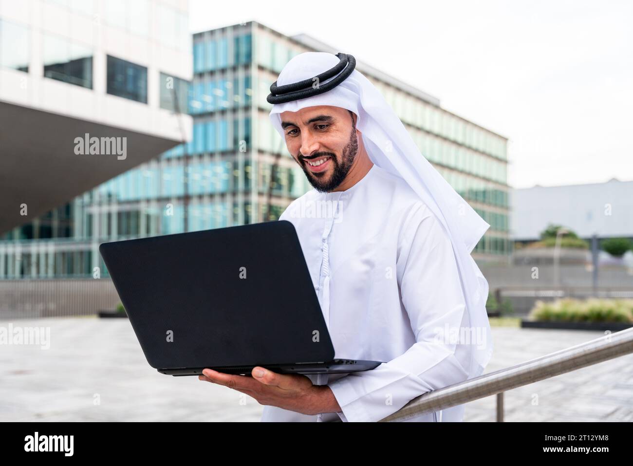Arab middle-eastern man wearing emirati kandora traditional clothing in ...
