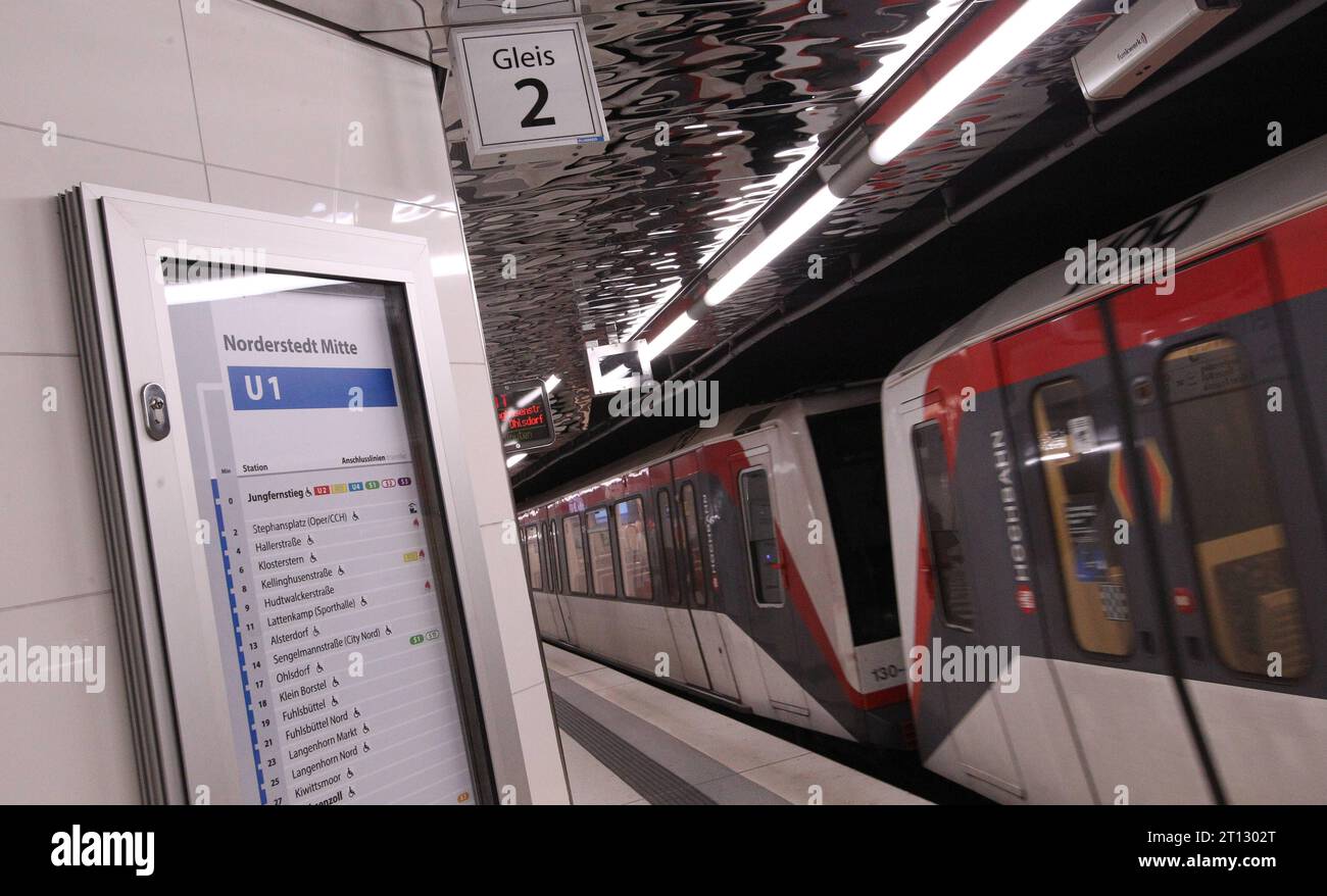 Eine U-Bahn der Linie U1 in Richtung Ohlsdorf fährt aus der ...