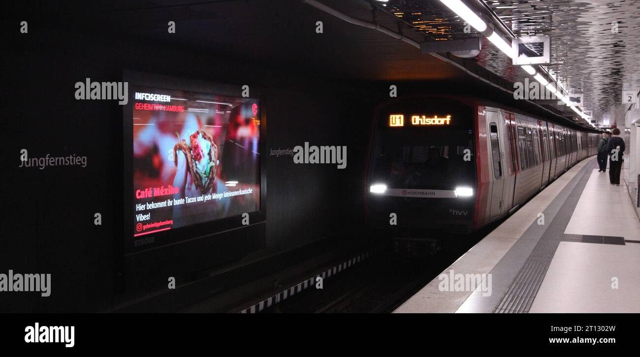 Eine U-Bahn der Linie U1 in Richtung Ohlsdorf fährt in die Haltestellte ...