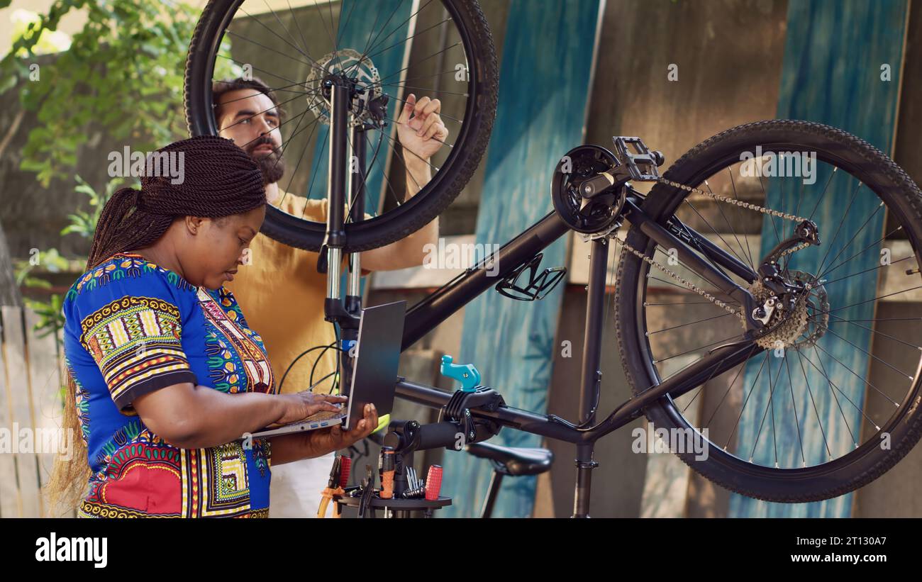 Lady fix bike hi-res stock photography and images - Alamy