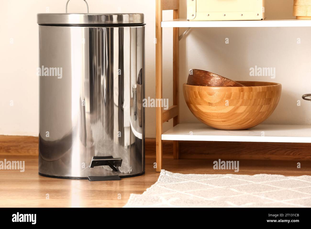 Metallic trash bin on floor in modern kitchen Stock Photo - Alamy