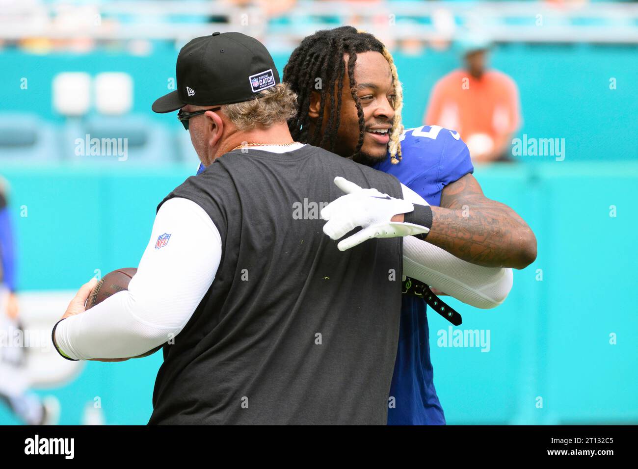 New York Giants Giants defensive coordinator Don Martindale hugs New York Giants safety Xavier ...